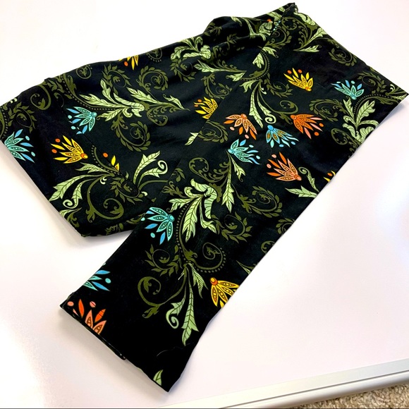 LuLaRoe | Pants & Jumpsuits | Lularoe Tc Leggings Black Floral | Poshmark
